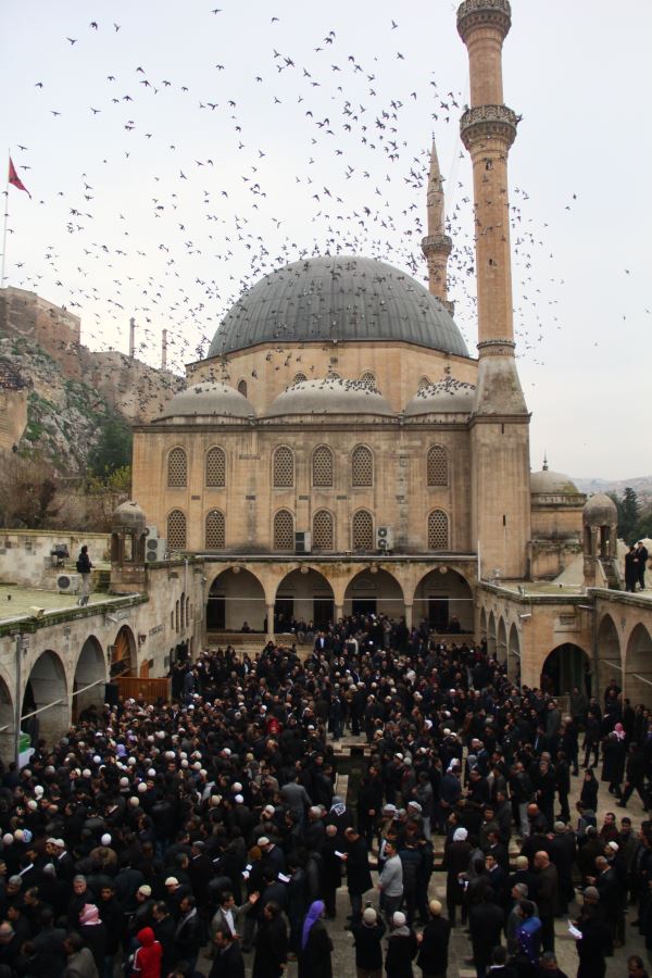 Badıllı Ağabey duâlarla - YENİ ASYA