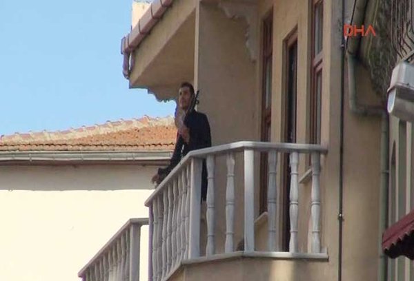 Banka soyup havaya para saçan adam teslim oldu - YENİ ASYA