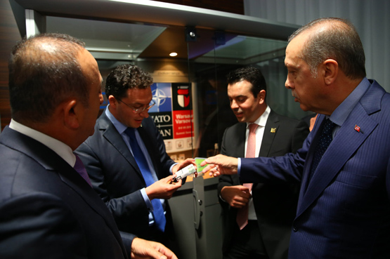 Erdoğan, Bulgar Bakanın sigara paketini aldı - YENİ ASYA